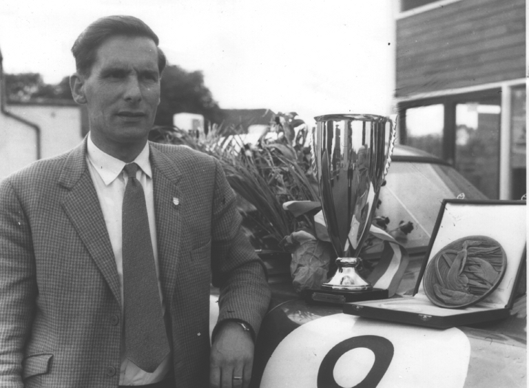 CUT 7 : Dick Protheroe ou la fable des 3 Jaguar – RETROMOTIV